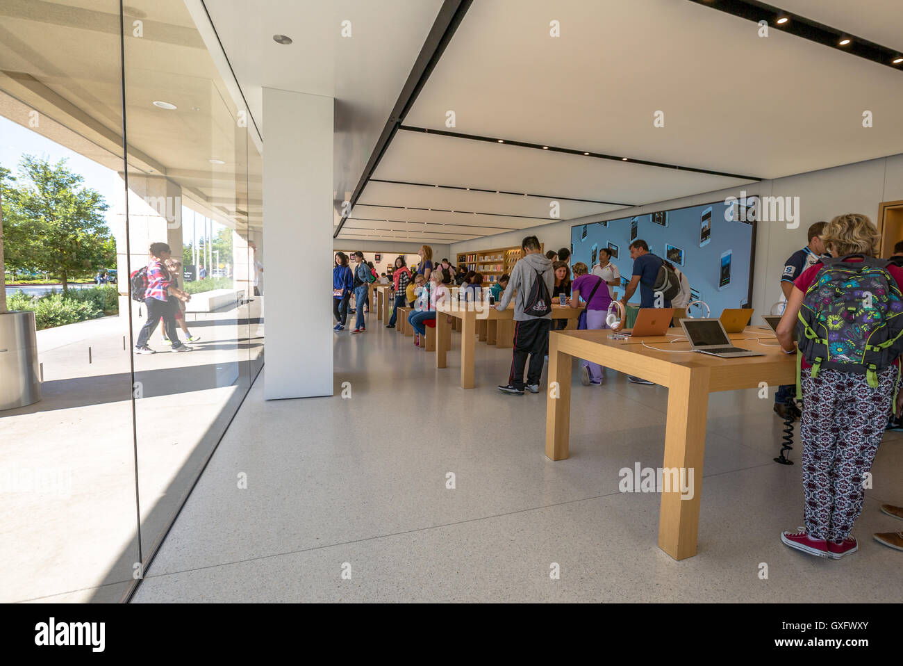Apple Store California Stock Photo - Alamy
