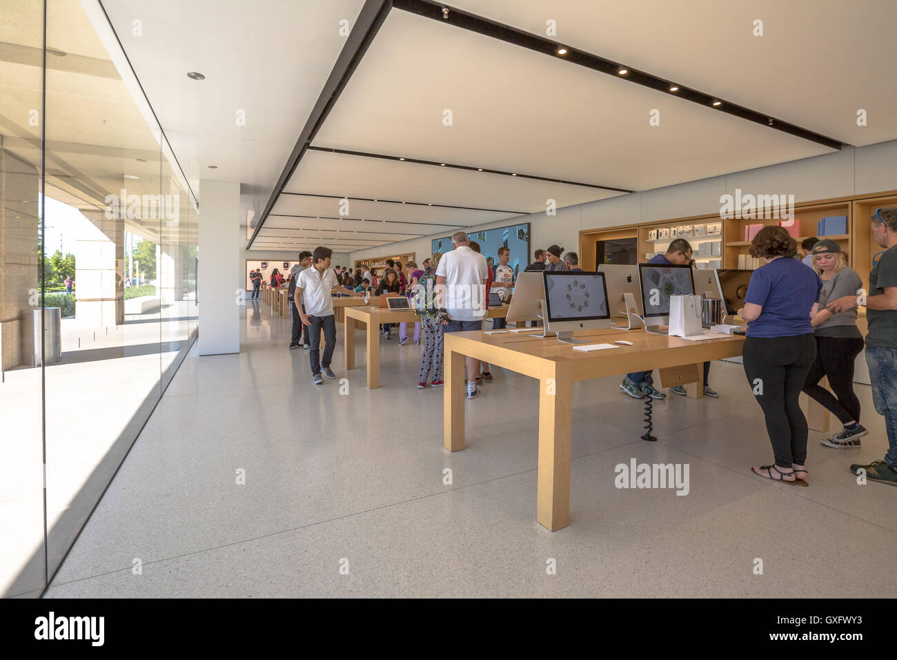 Apple Store Cupertino Stock Photo - Alamy