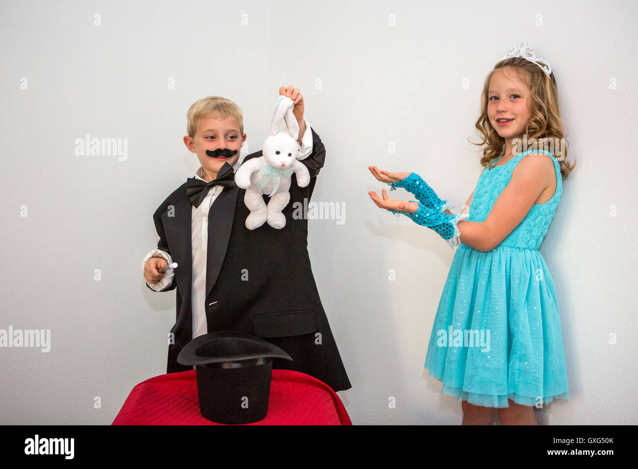 Magician assistant hi-res stock photography and images - Alamy