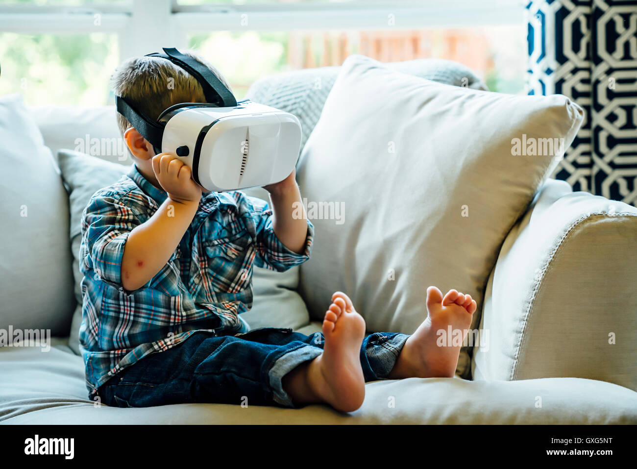 Boy wearing virtual reality hi-res stock photography and images - Alamy