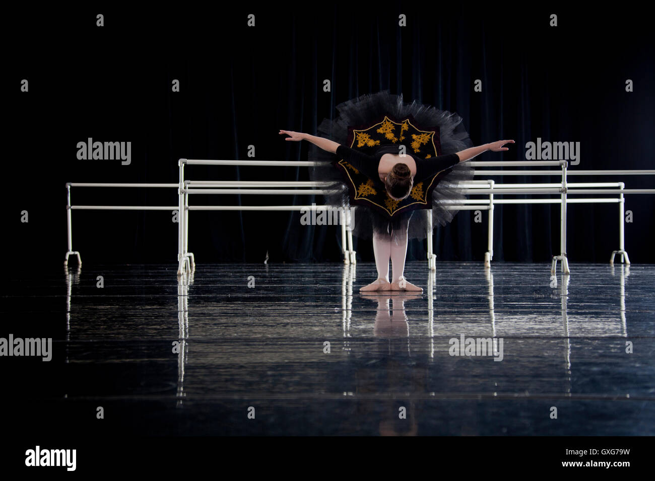 Ballet bowing hi-res stock photography and images - Alamy
