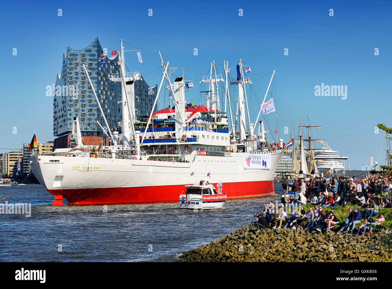 Elbphilharmonie mit museumsschiff cap san diego hi-res stock ...
