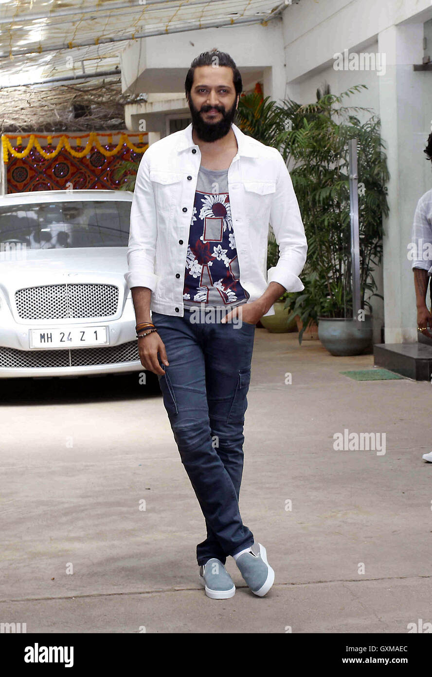 Bollywood actor Riteish Deshmukh spotted outside Sunny Super Sound at ...
