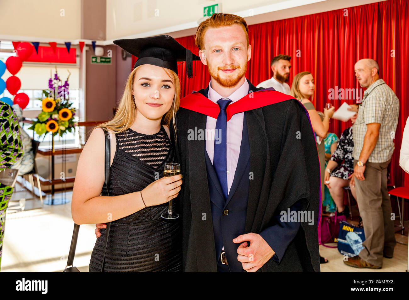 Male female graduates uk hi-res stock photography and images - Alamy