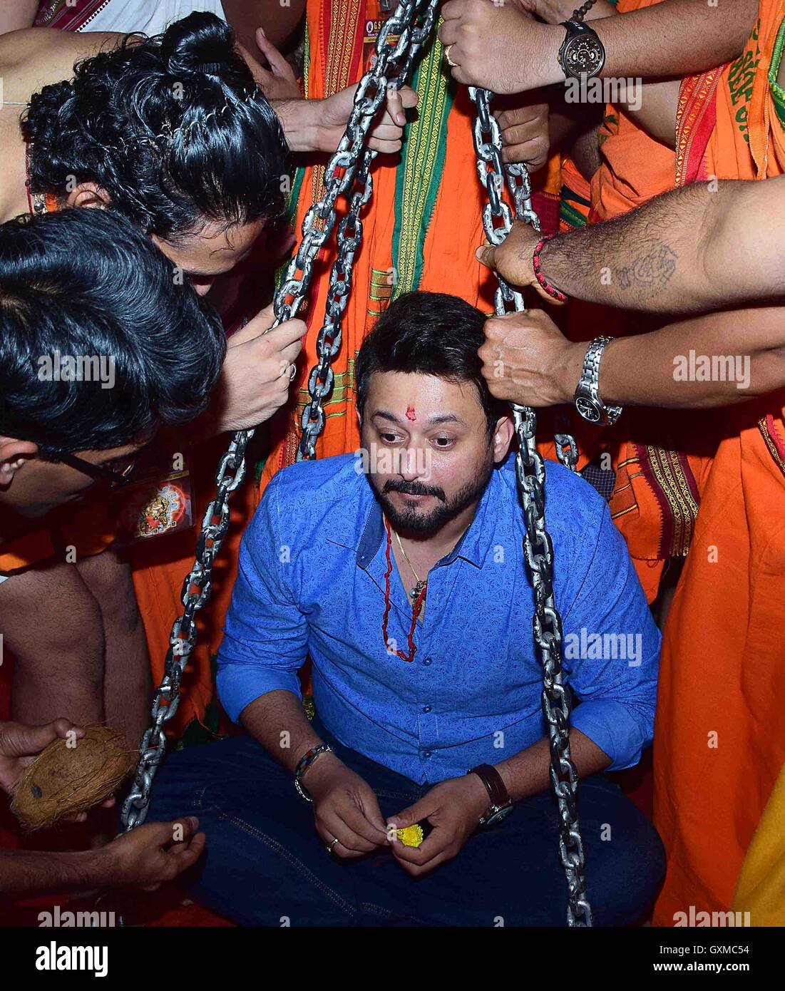 Marathi actor Swapnil Joshi visits GSB seva mandal to offer prayer on ...