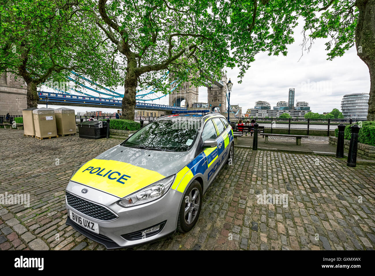 Police car on london bridge hi-res stock photography and images - Alamy