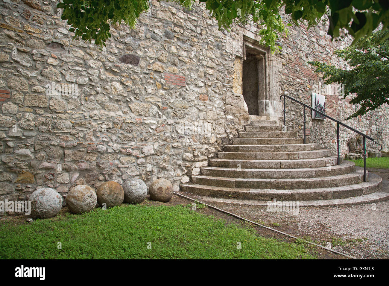 Overhanging stonework hi-res stock photography and images - Alamy