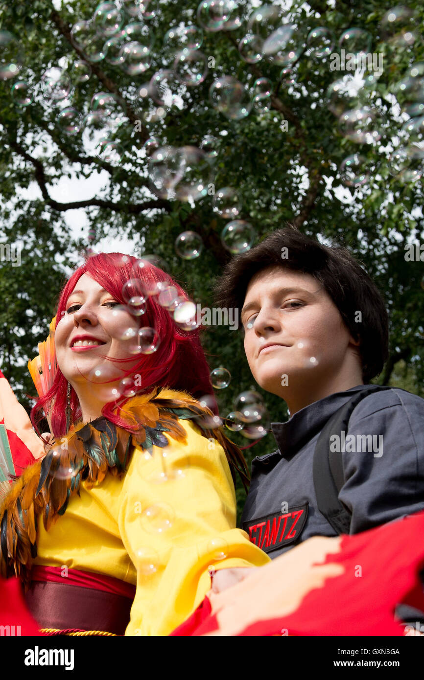 Kassel, Germany. 16th Sep, 2016. Pola and Aanni (r) pose as 'Lavados ...