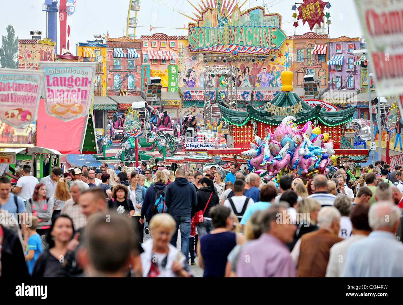 Lutherstadt Eisleben, Germany. 16th Sep, 2016. Visitors walk across the ...