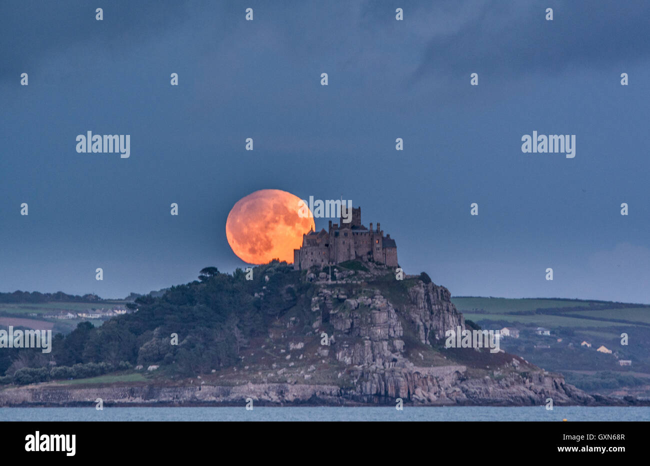 Spooky Blood Red Moonsin Engiland