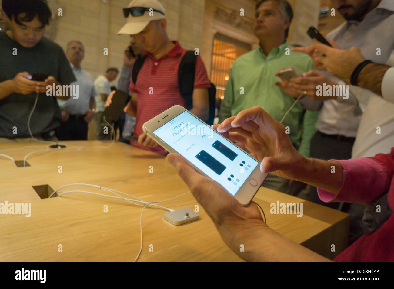 Iphone 16 purchase hi-res stock photography and images - Alamy