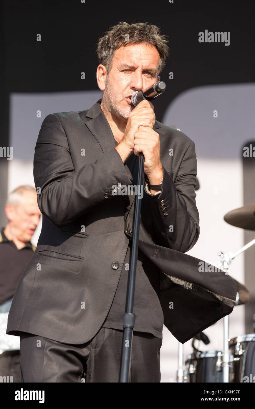 Chicago, Illinois, USA. 16th Sep, 2016. Singer TERRY HALL of The ...