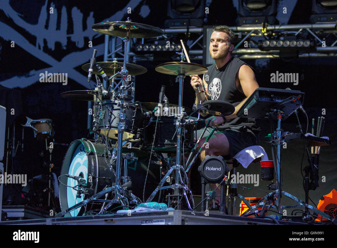 Chicago, Illinois, USA. 16th Sep, 2016. RIAN DAWSON of All Time Low ...