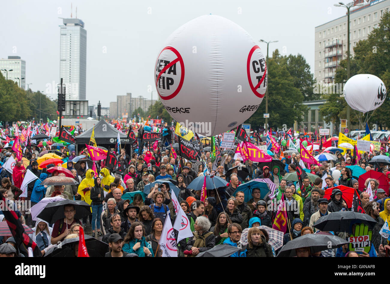 Simultaneous demonstrations hi-res stock photography and images - Alamy