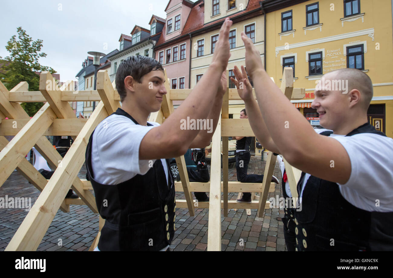 Apolda, Germany. 17th Sep, 2016. Carpenter apprentices show off the ...