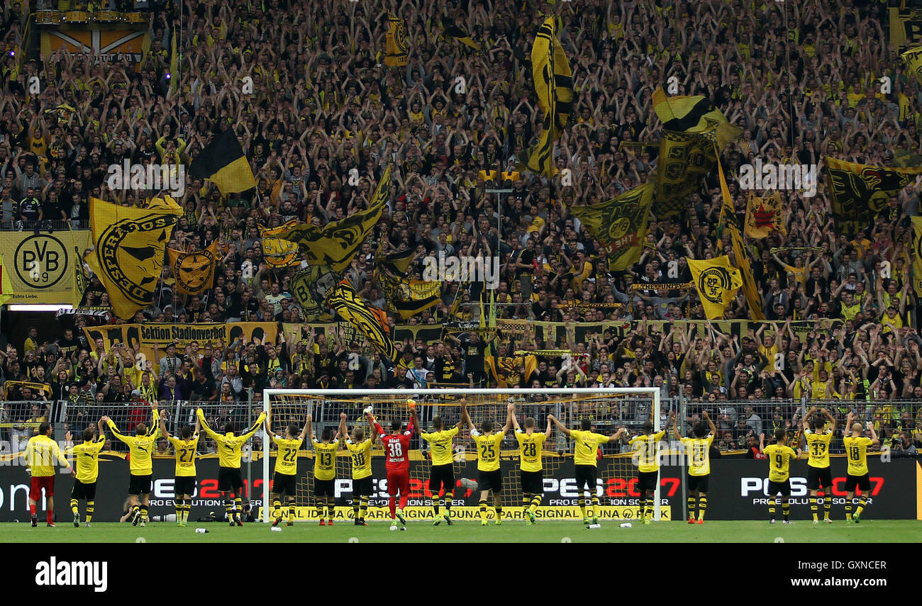 The Dortmund team celebrates the 6-0 victory in front of the south ...