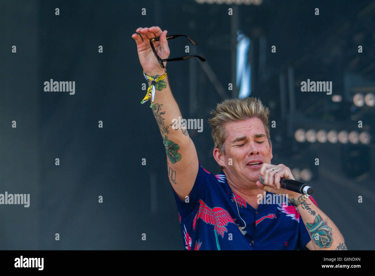 Mark mcgrath 90s hi-res stock photography and images - Alamy