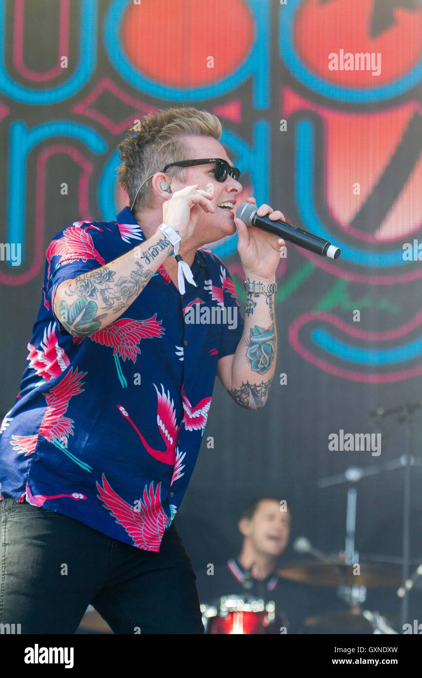 Mark mcgrath 90s hi-res stock photography and images - Alamy