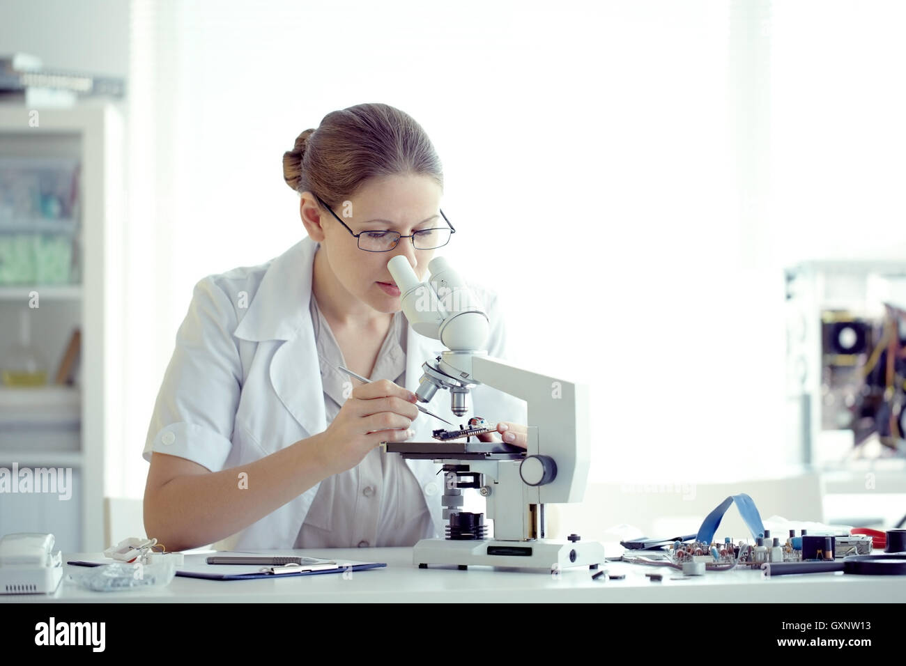 Microscope mechanic hi-res stock photography and images - Alamy