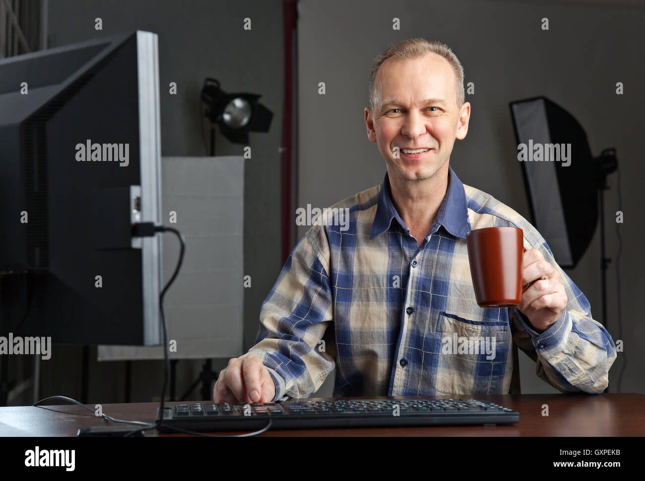 photographer working in the Studio on the computer Stock Photo - Alamy