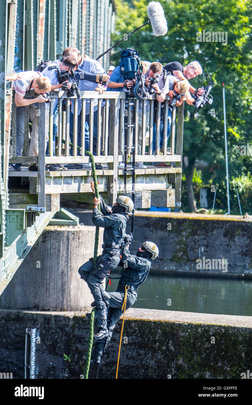 Spezialeinsatzkommando hi-res stock photography and images - Alamy