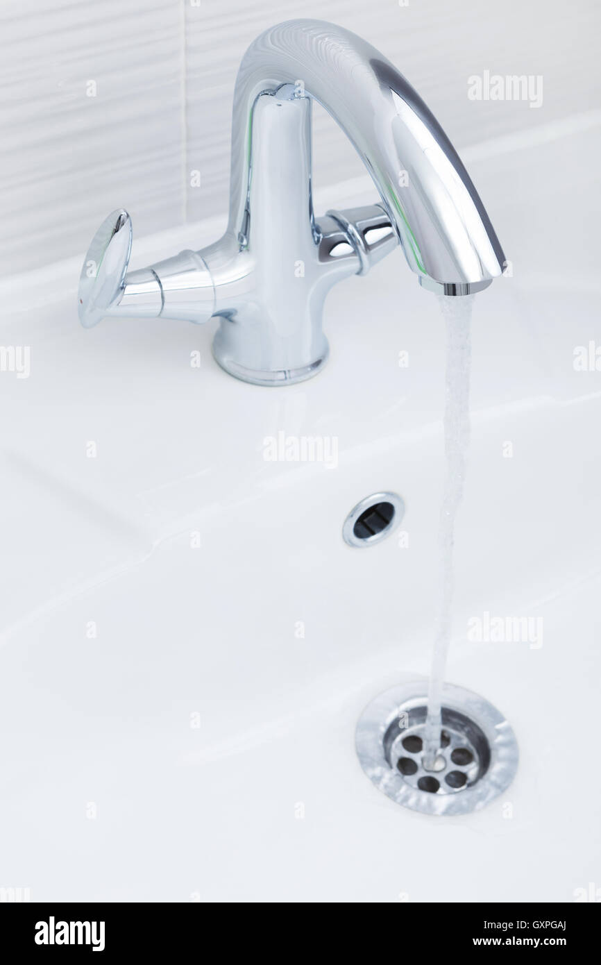 Stream and drops of pure water in a sink Stock Photo - Alamy