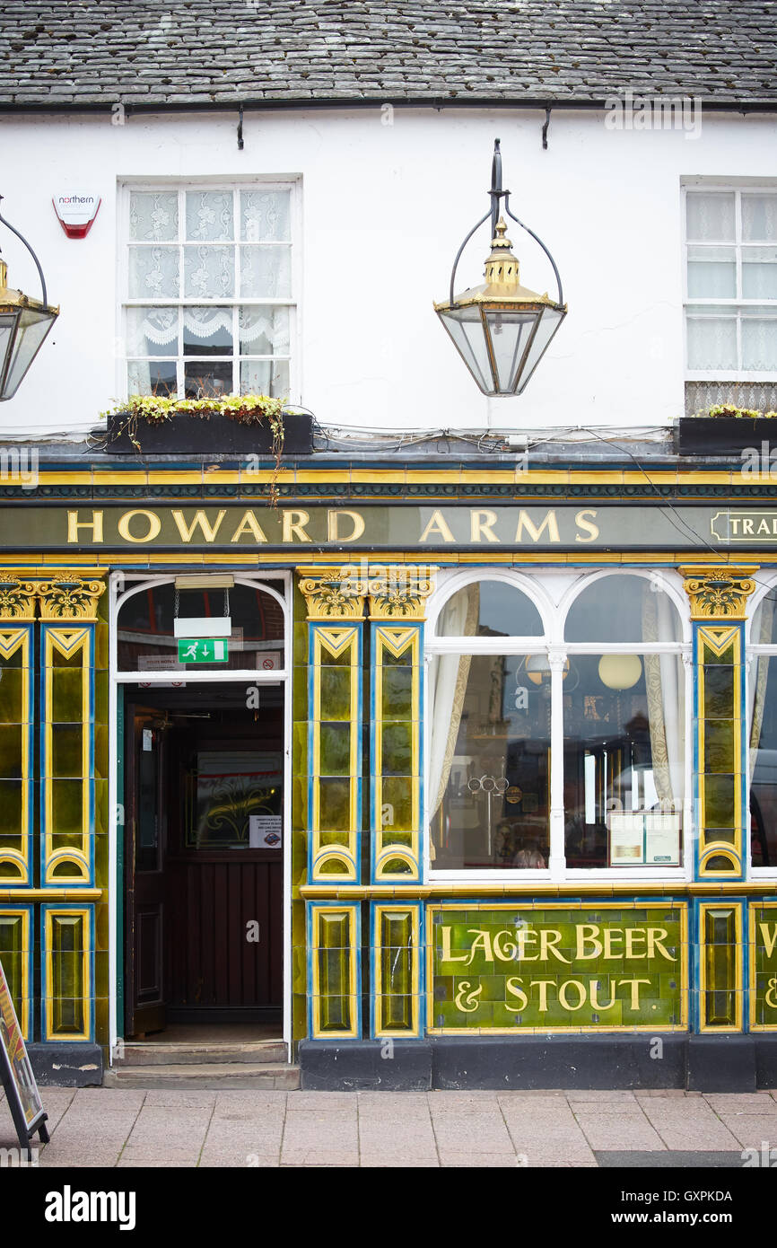 Typical english pub exterior hi-res stock photography and images - Alamy