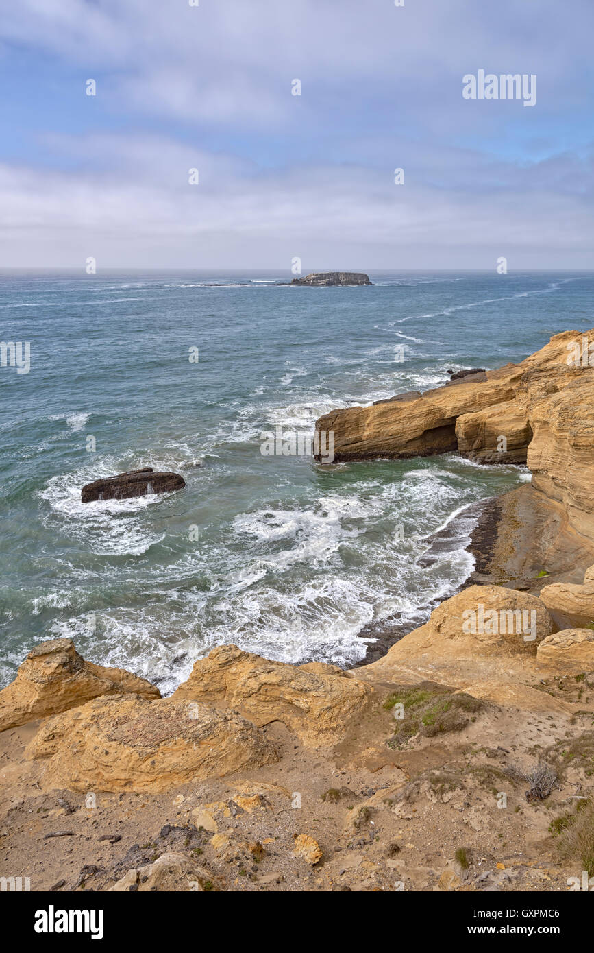 Oregon coast nature cliffs and the pacific ocean Stock Photo - Alamy