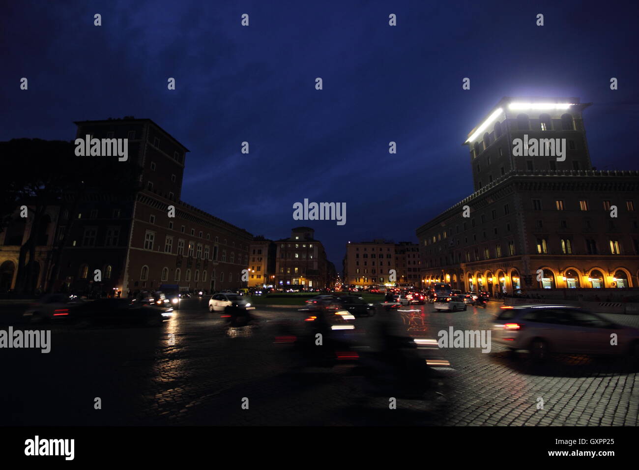 Traffic lights in rome hi-res stock photography and images - Alamy