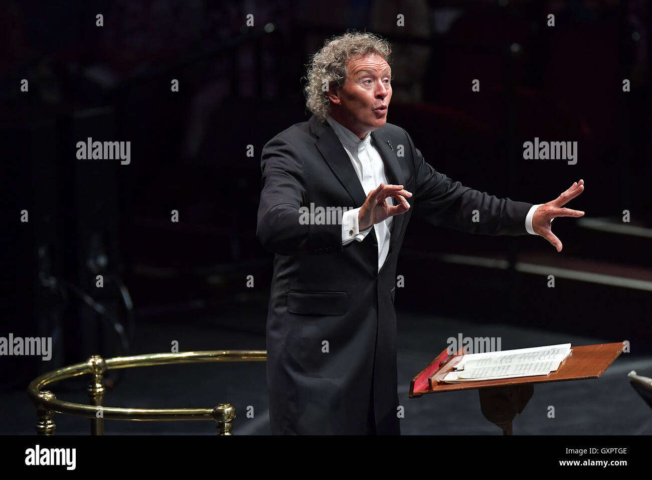 Harry Christophers conducts The Sixteen at the BBC Proms 2016 ...