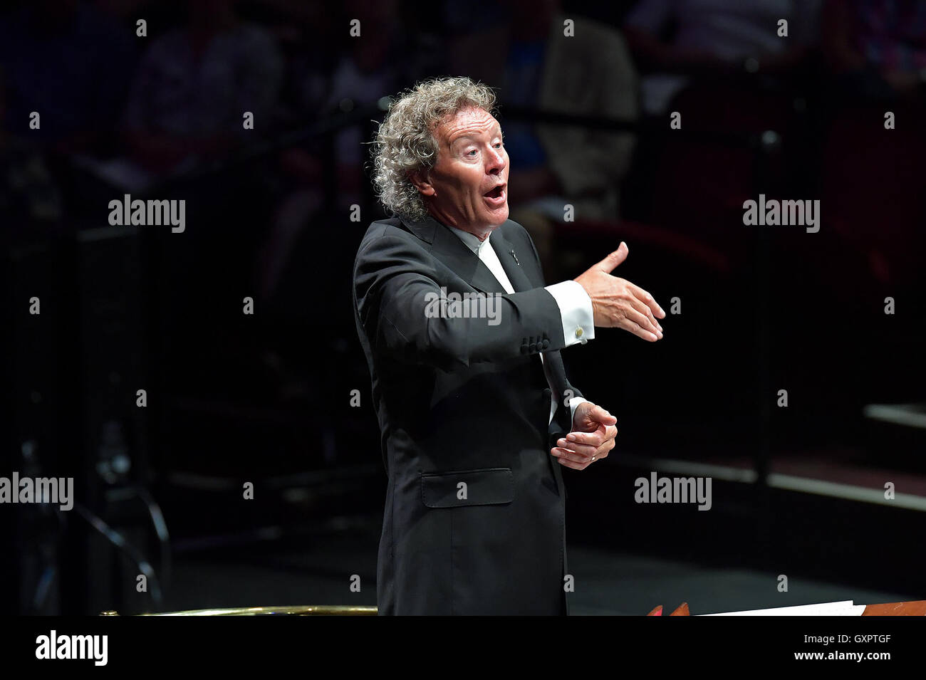 Harry Christophers conducts The Sixteen at the BBC Proms 2016 ...