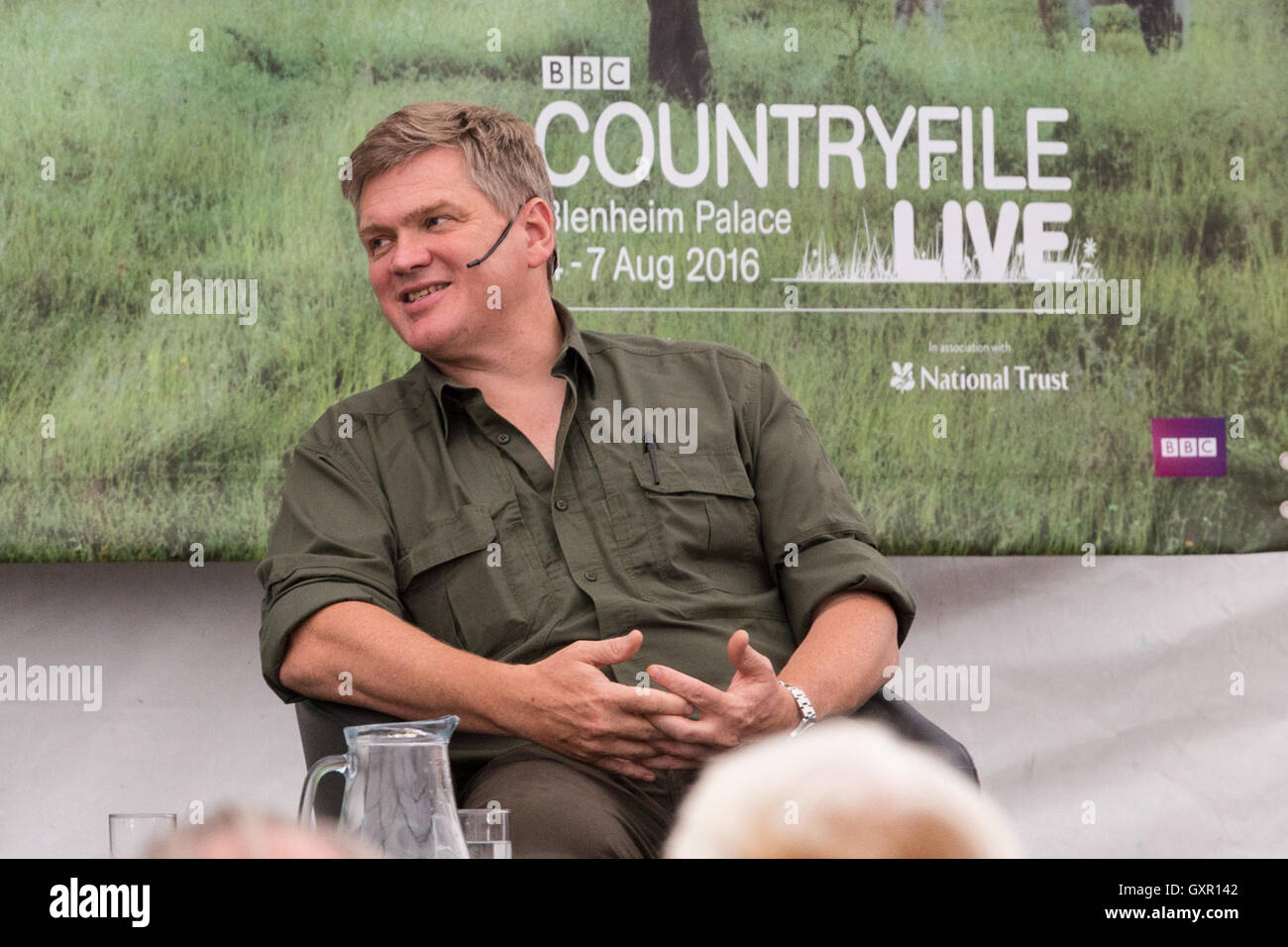 Ray mears hi-res stock photography and images - Alamy