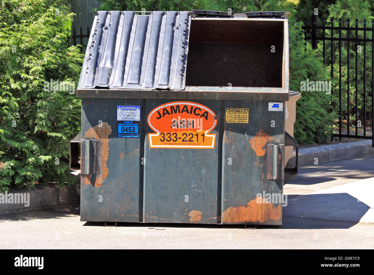 Dumpster hi-res stock photography and images - Alamy