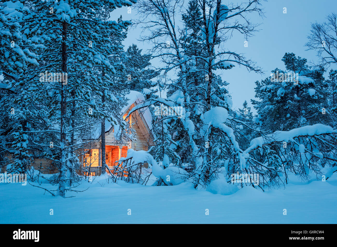 Snowy scene of cottage at night hi-res stock photography and images - Alamy