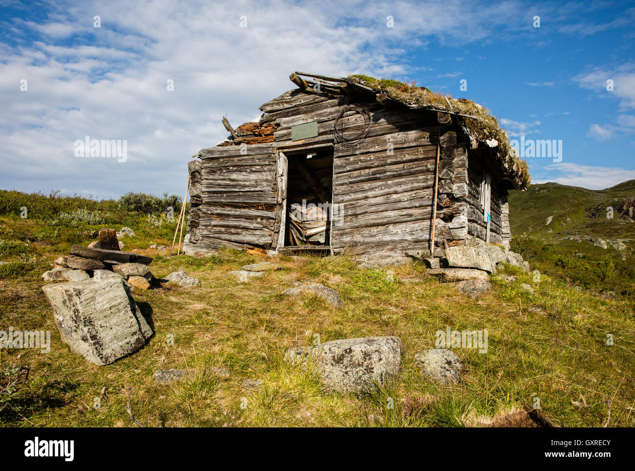 Ruined wooden cabin hi-res stock photography and images - Alamy