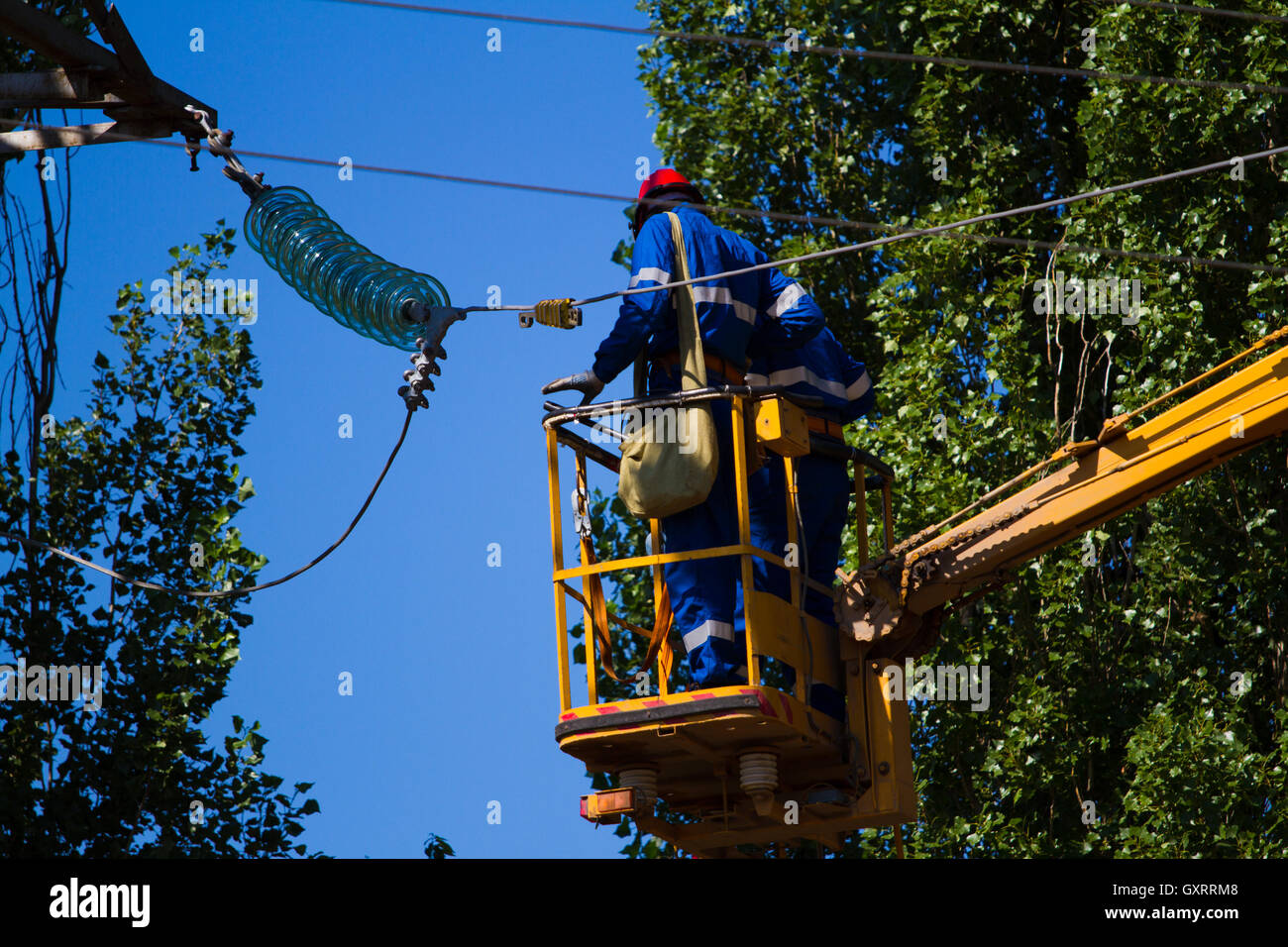 Electrical workers. Repairing lines Stock Photo - Alamy
