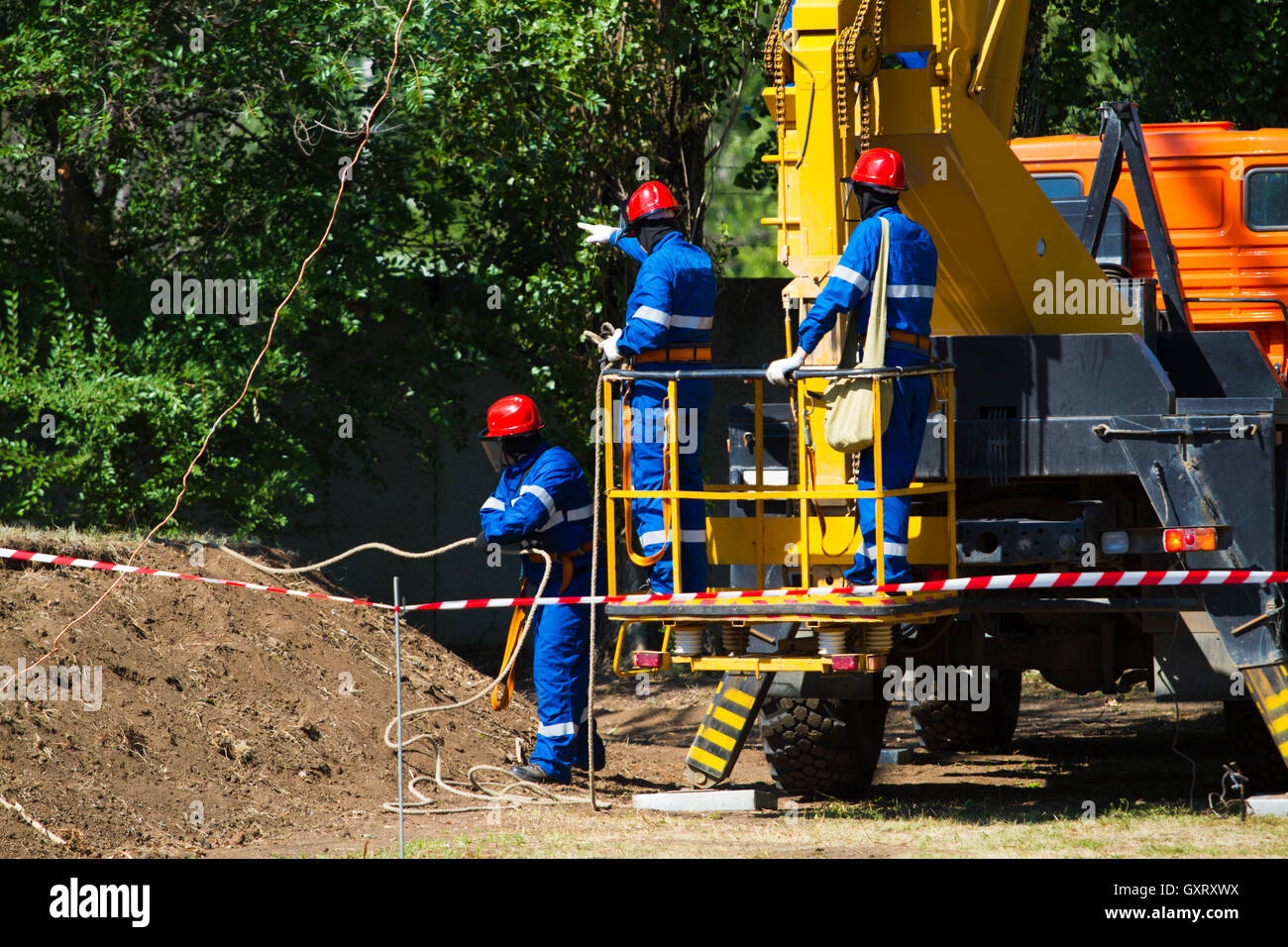 Electrical workers. Repairing lines Stock Photo - Alamy