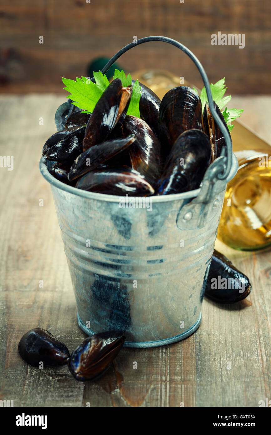 Fresh mussels ready for cooking Stock Photo - Alamy