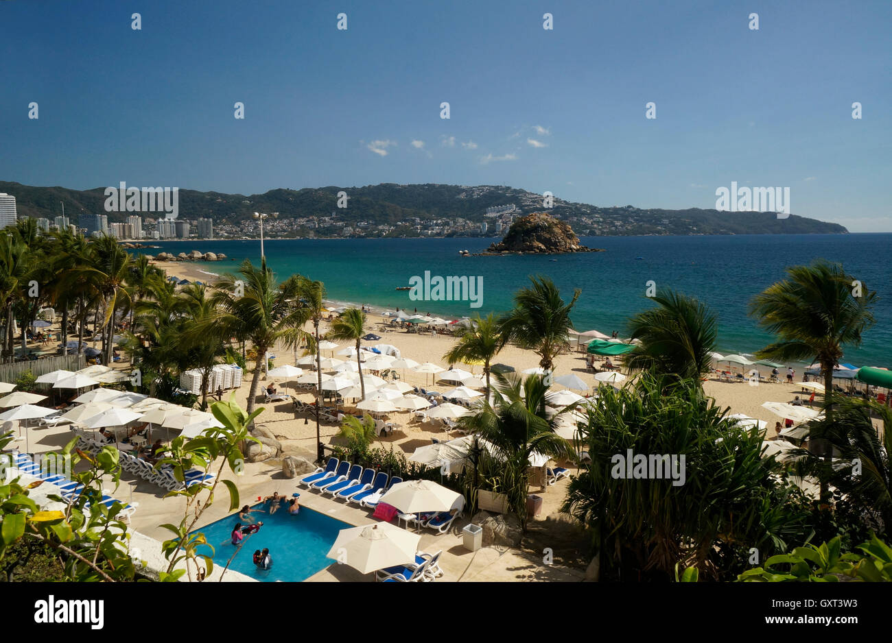Swimming pool at resort hotel in Acapulco, Mexico Stock Photo - Alamy