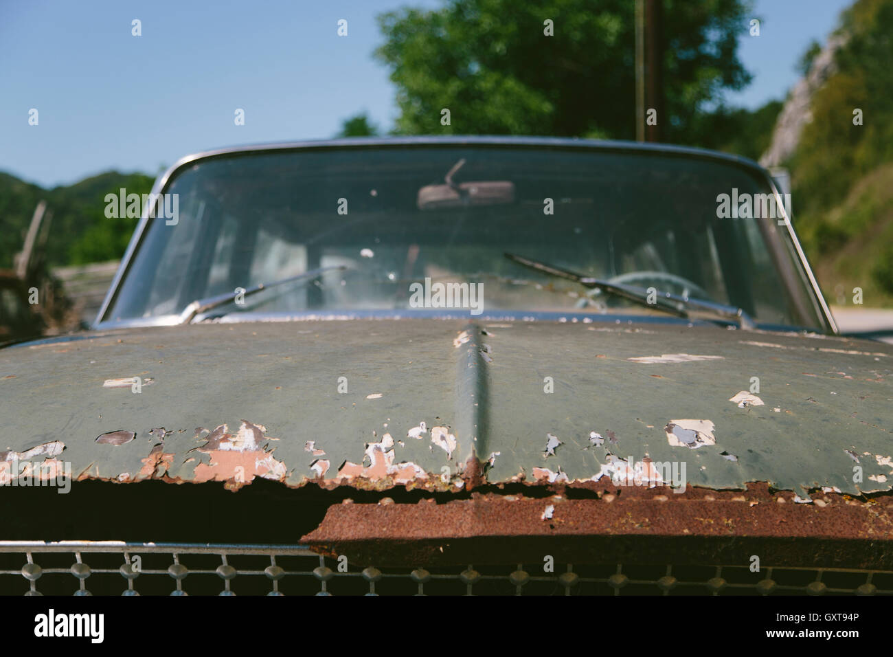 Rundown junk car hi-res stock photography and images - Alamy
