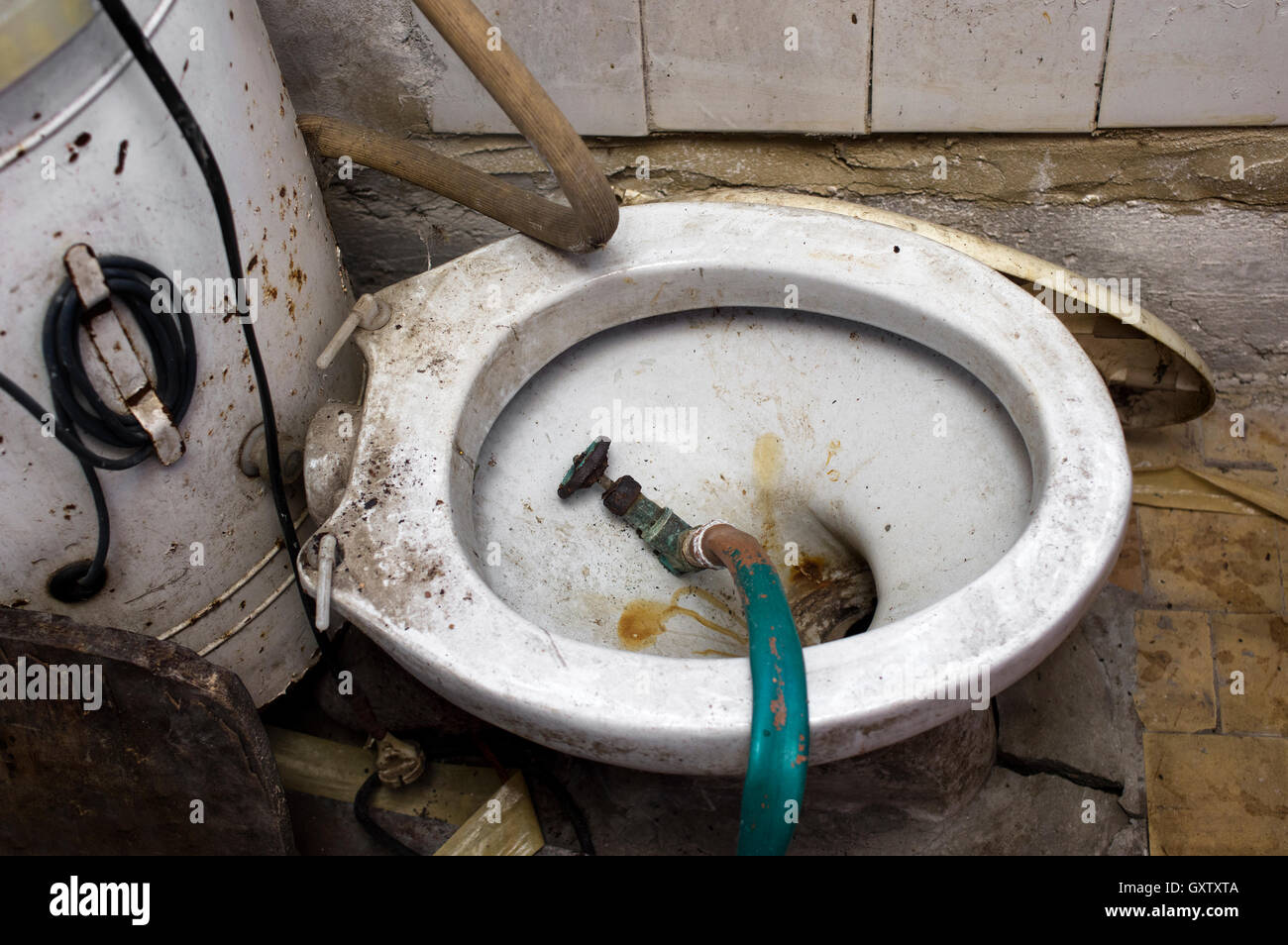 Messy toilet hi-res stock photography and images - Alamy