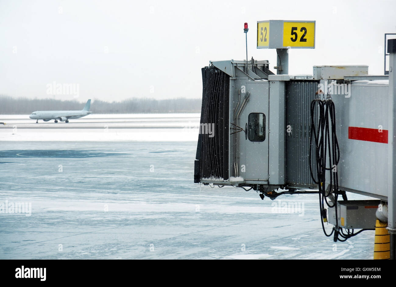 Ice tarmac hi-res stock photography and images - Alamy