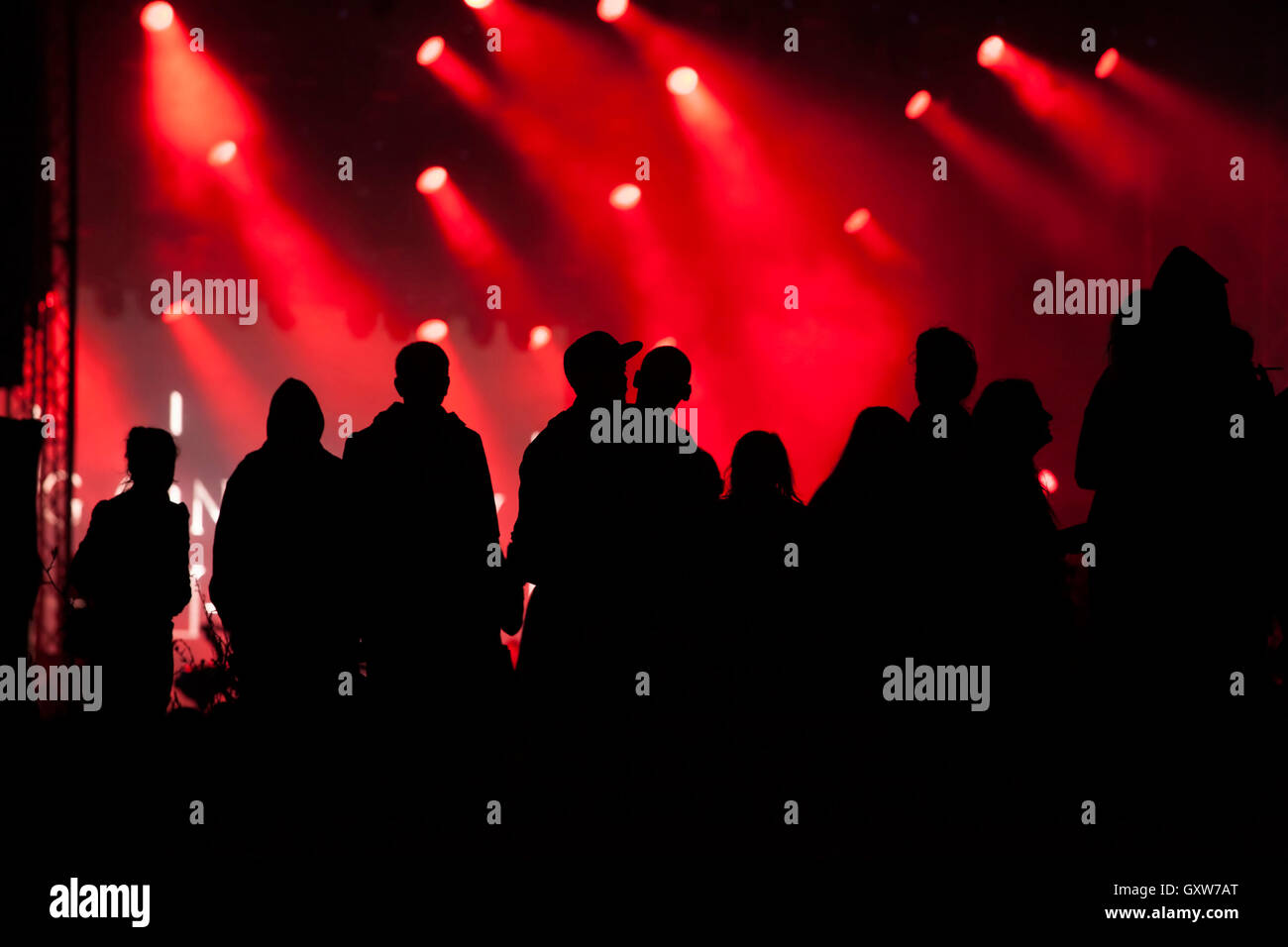 Crowd cheering concert hi-res stock photography and images - Alamy