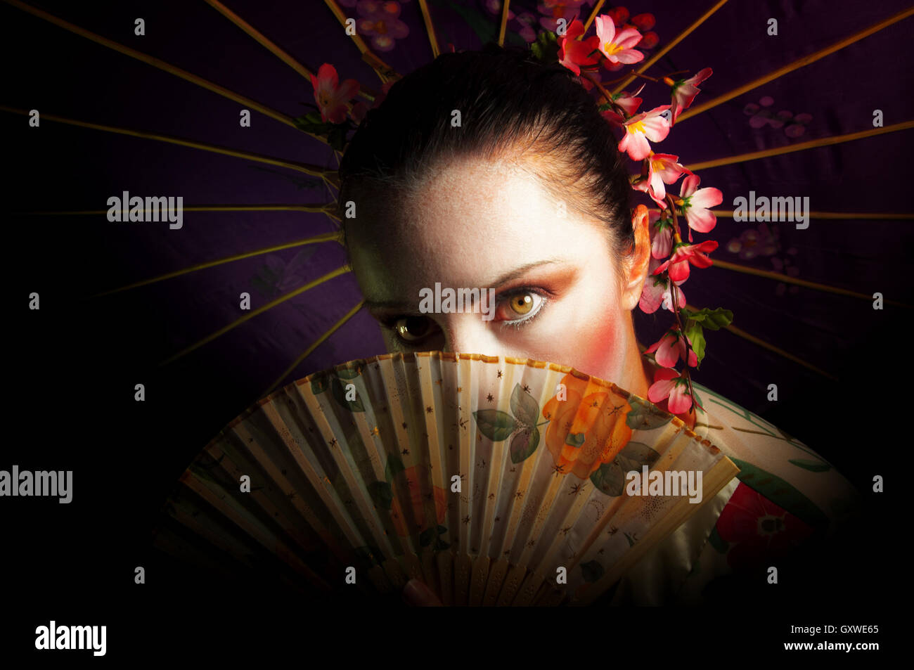 Geisha with fan Stock Photo - Alamy