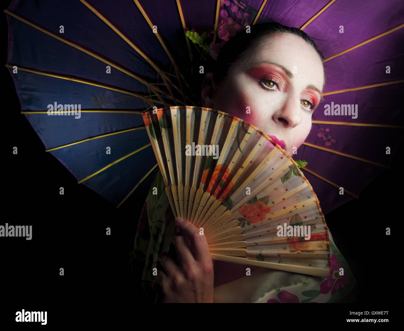 Geisha with fan Stock Photo - Alamy