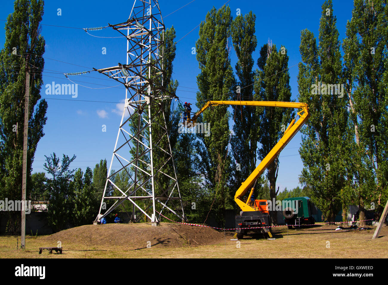 Electrical workers. Repairing lines Stock Photo - Alamy