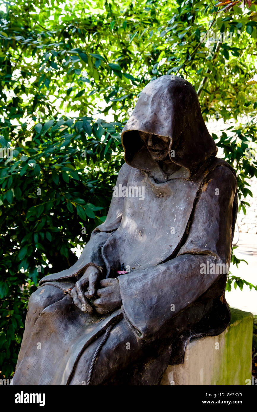 Monk statue hi-res stock photography and images - Alamy