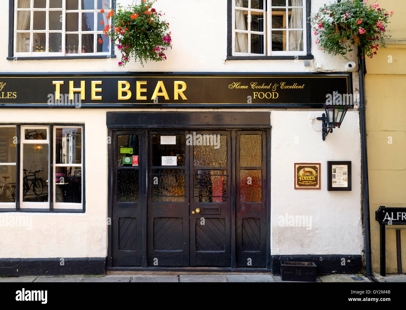 The bear pub hi-res stock photography and images - Alamy