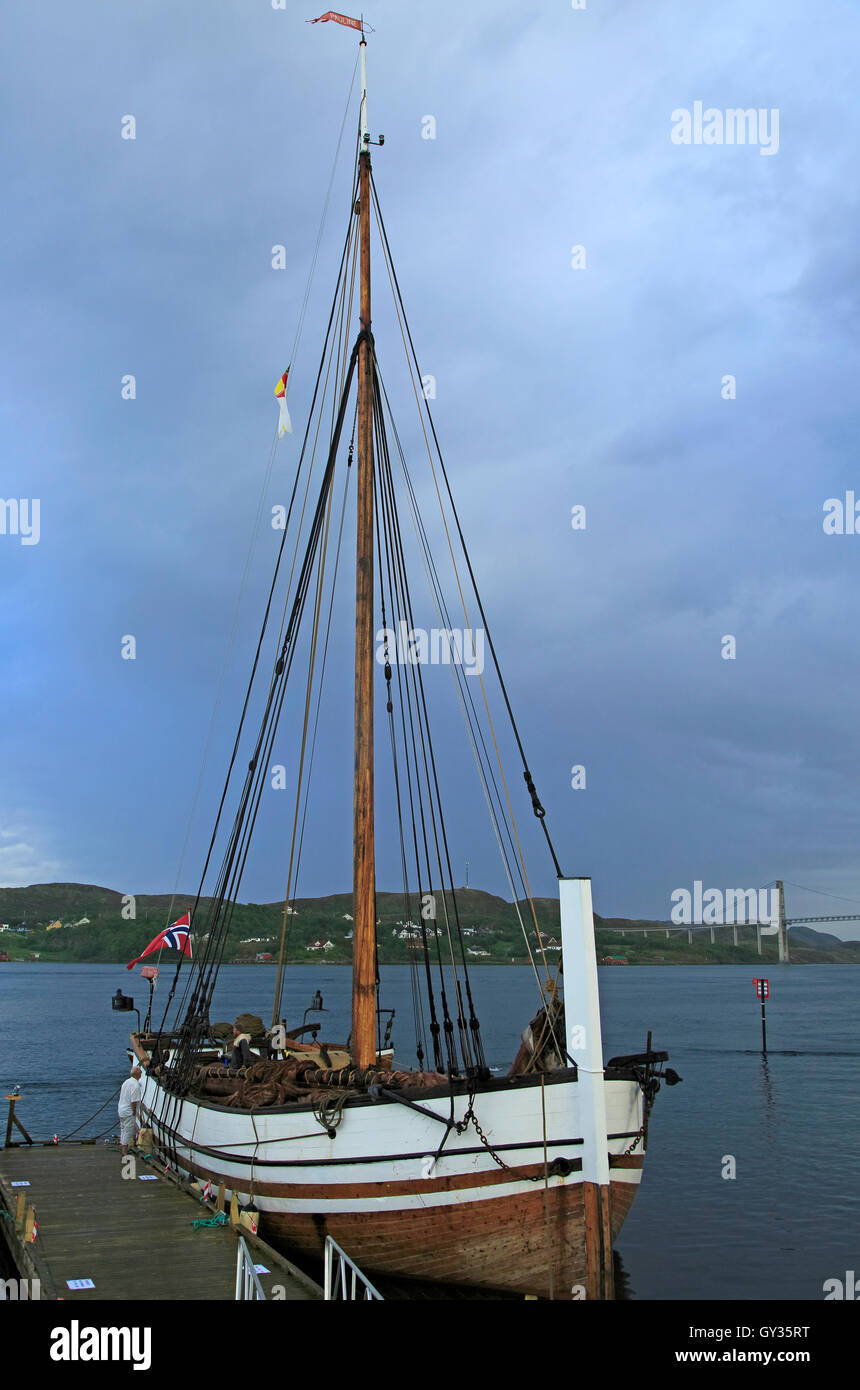 Old traditional boat hi-res stock photography and images - Alamy