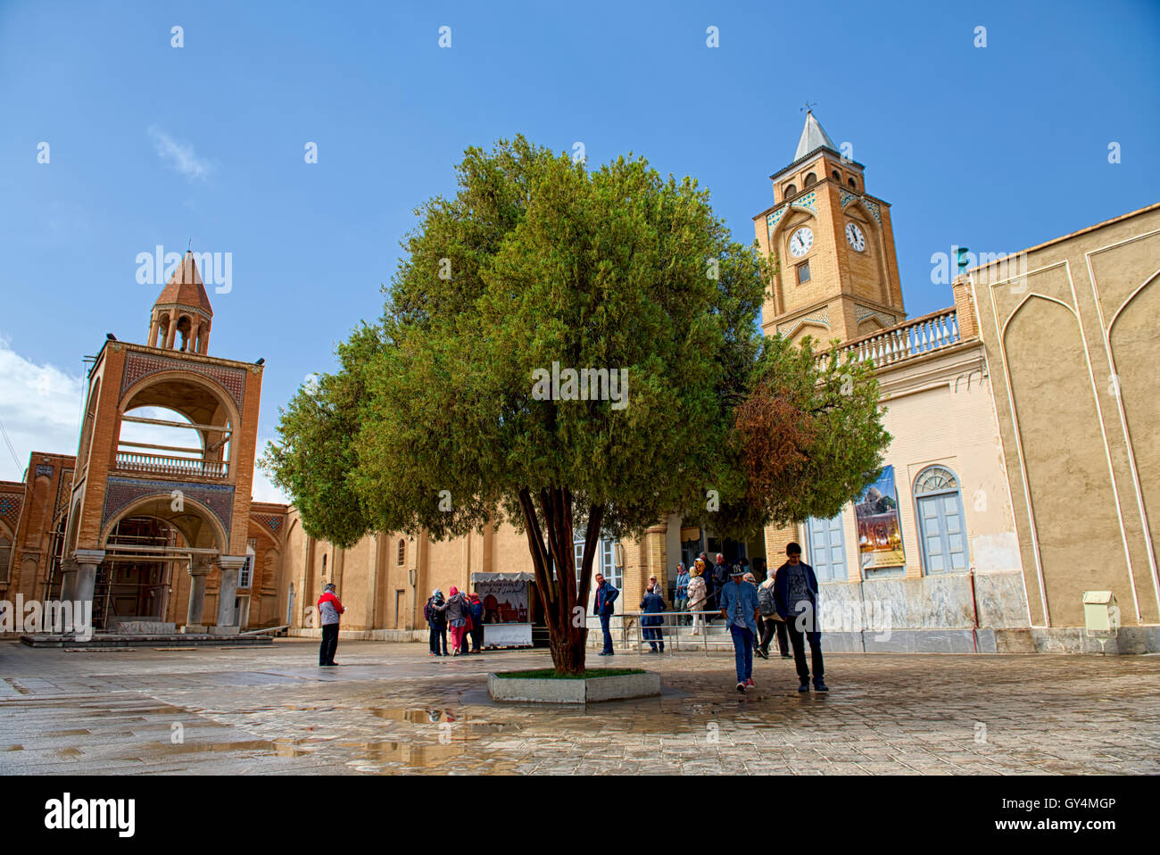 Cathedral front view hi-res stock photography and images - Alamy